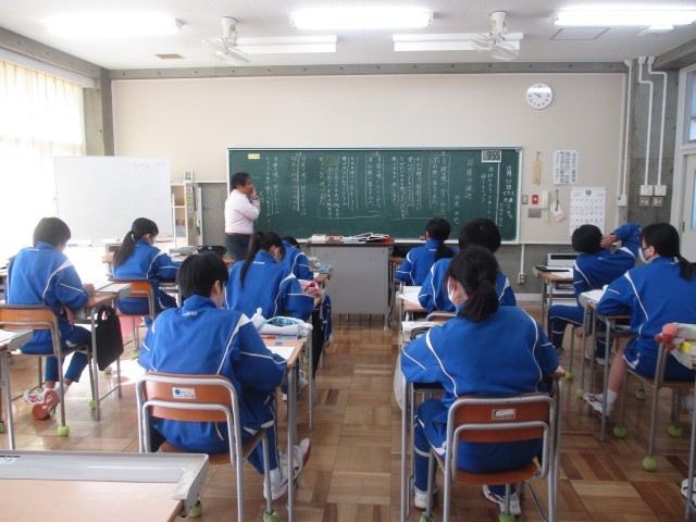 藤岡市立鬼石中学校 | 学校日記 | 10月30日（木） 2年生（国語「中原中也『月夜の浜辺』」）【進んで学ぶ子】